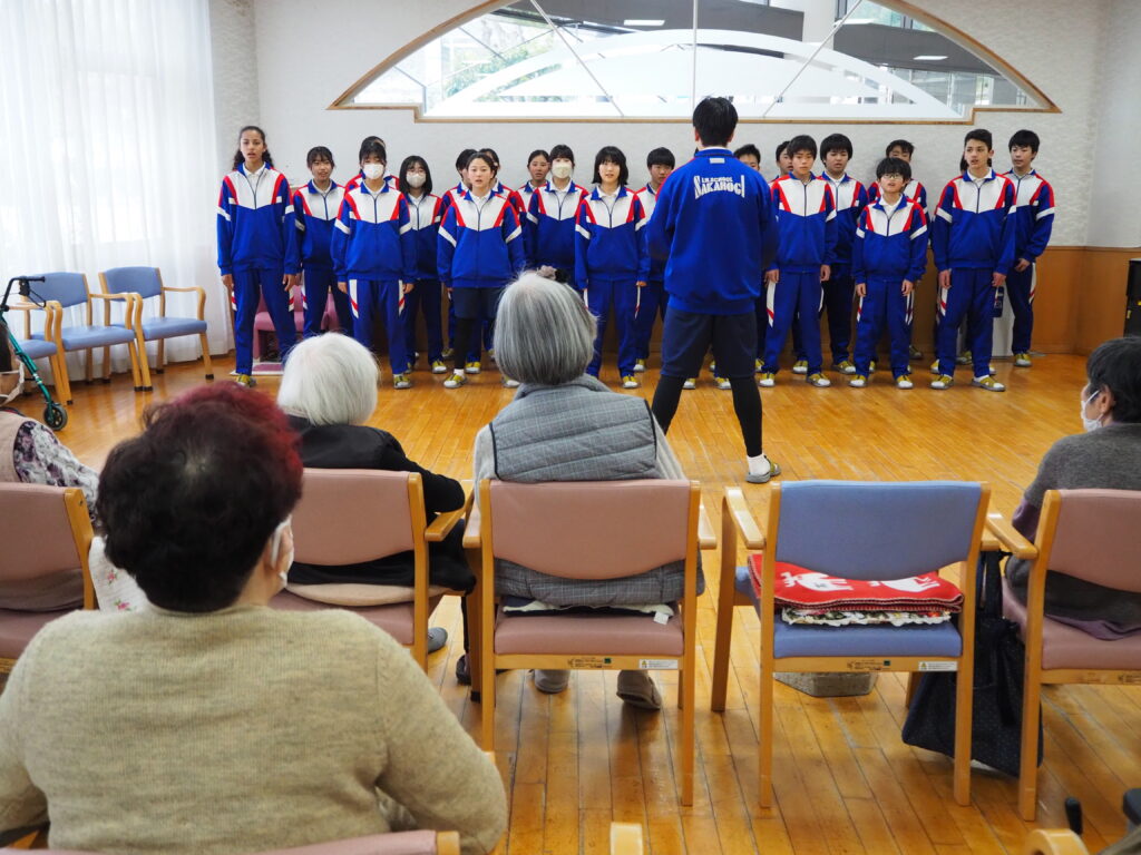 1年生がサンライフで合唱披露｜坂祝中学校公式ホームページ